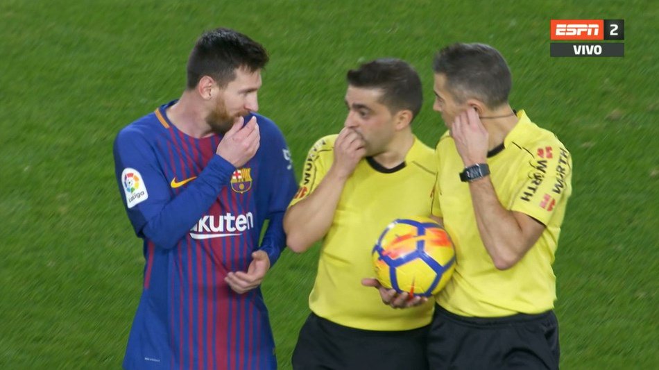 Messi's warning to the referee after failing to award his goal